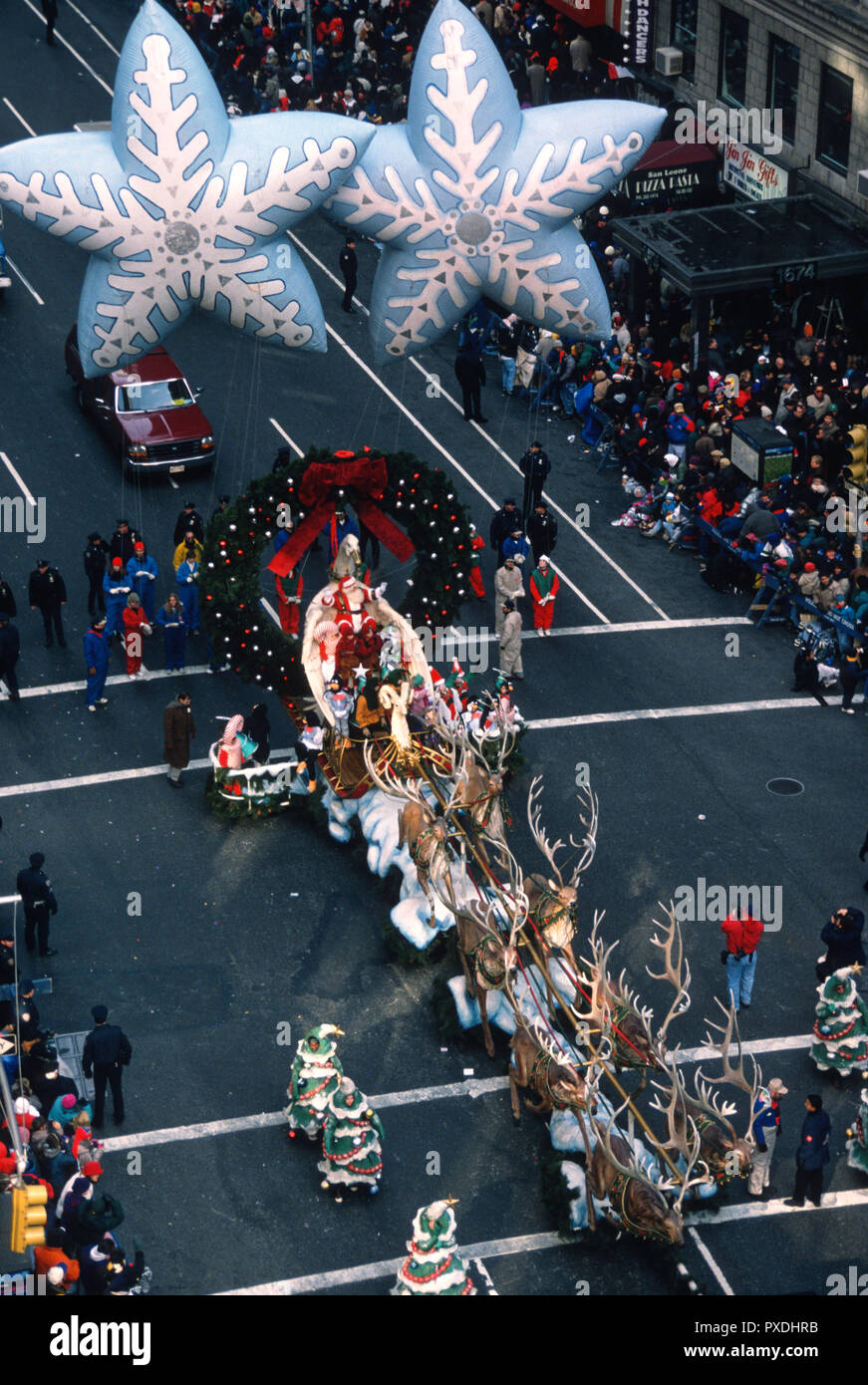 Crowd macy's thanksgiving day parade hi-res stock photography and ...