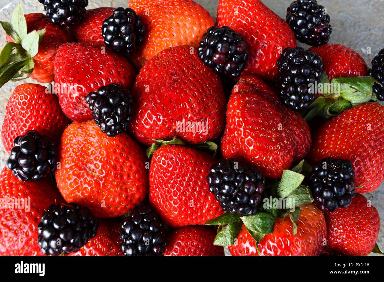 Wallpaper strawberries hi-res stock photography and images - Alamy