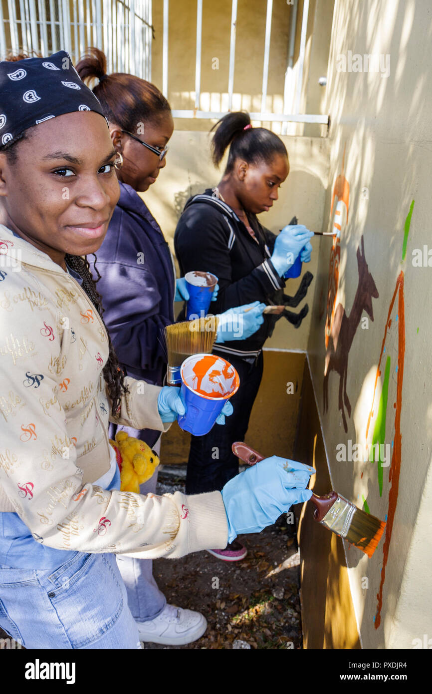 American kids in public housing hi-res stock photography and images - Alamy
