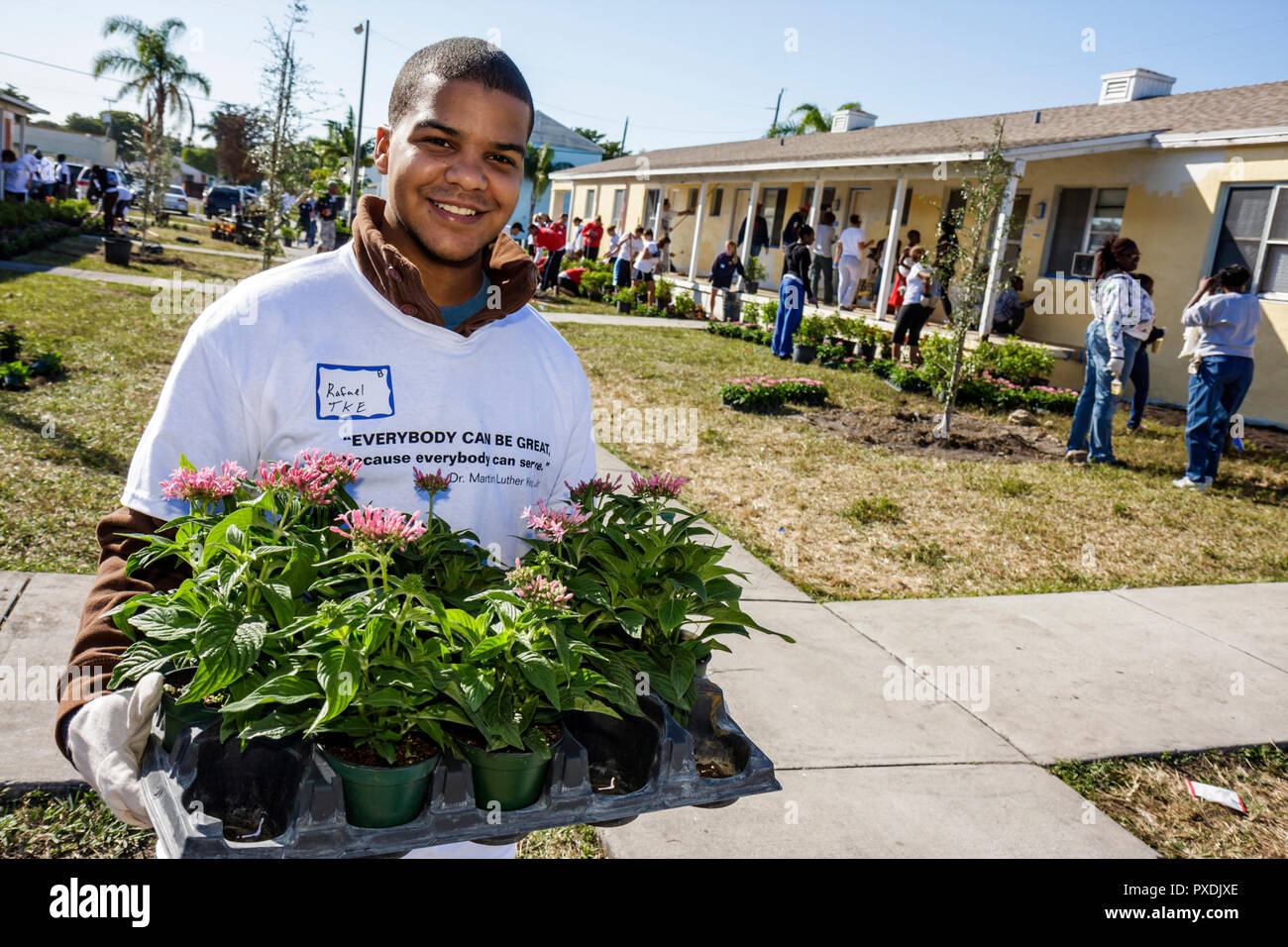 Children working in a community garden hi-res stock photography and ...