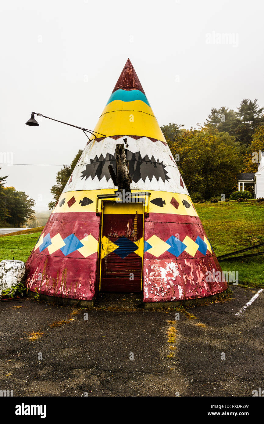 Mohawk trail indian statue hi-res stock photography and images - Alamy