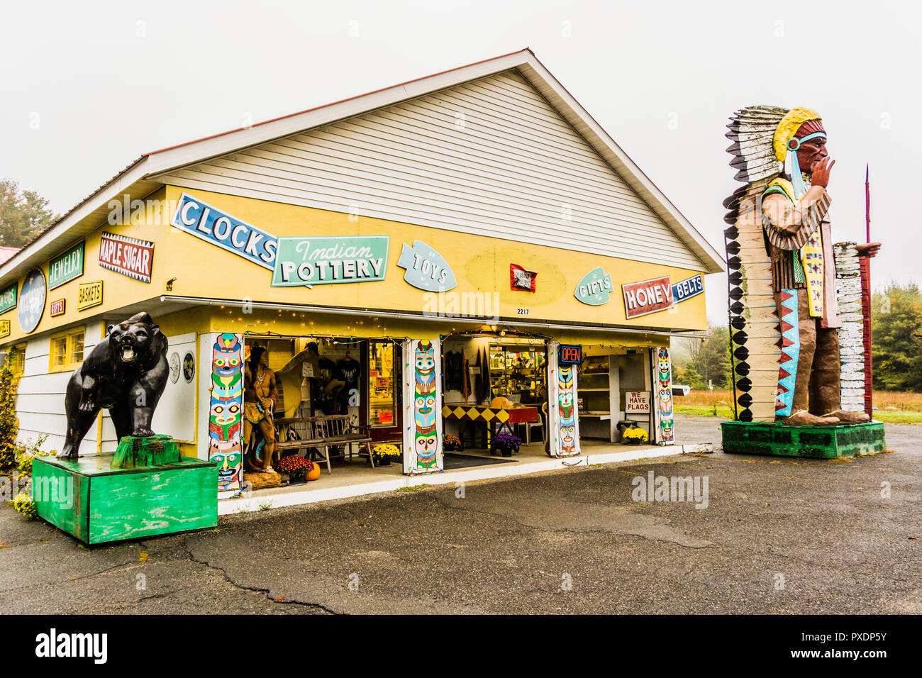 Mohawk trail indian statue hi-res stock photography and images - Alamy