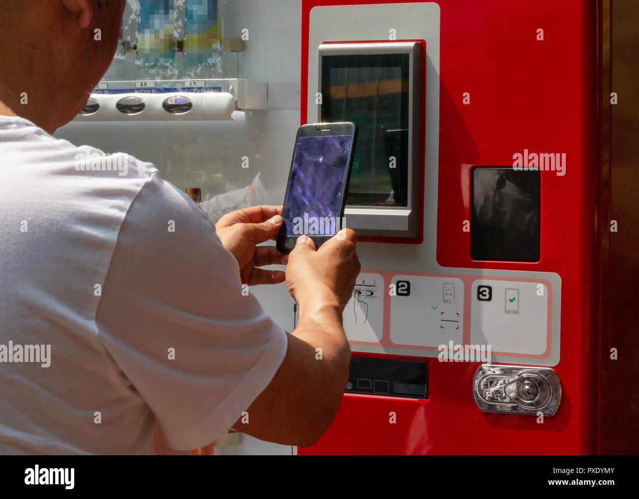 Modern vending machine hi-res stock photography and images - Alamy
