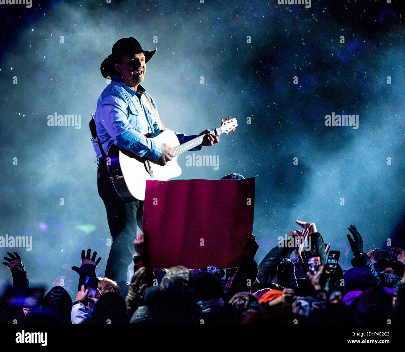 Garth brooks in concert hi-res stock photography and images - Alamy