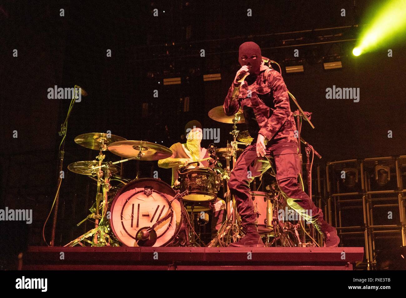 Milwaukee, Wisconsin, USA. 20th Oct, 2018. JOSH DUN and TYLER JOSEPH of ...