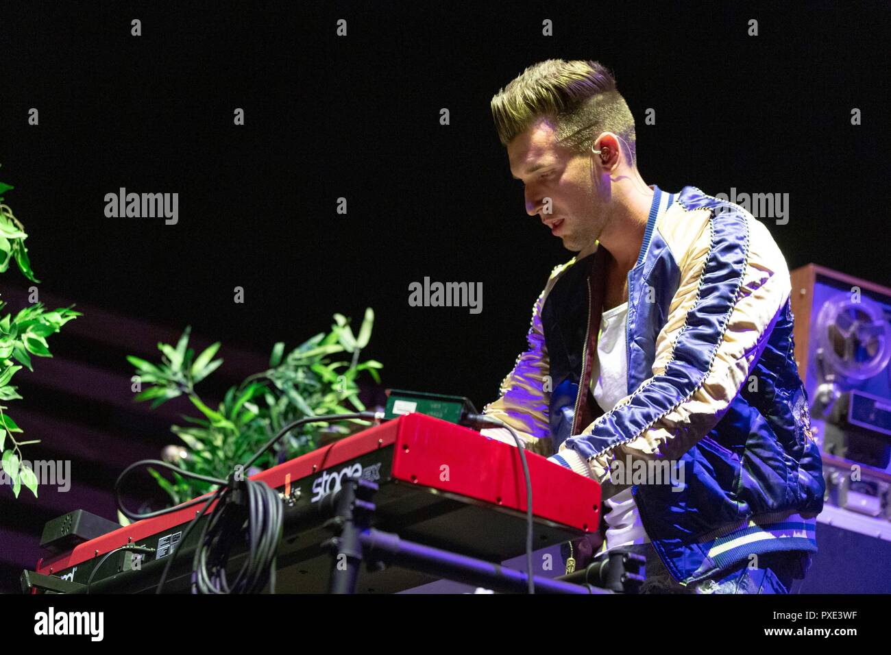 21pilots hi-res stock photography and images - Alamy