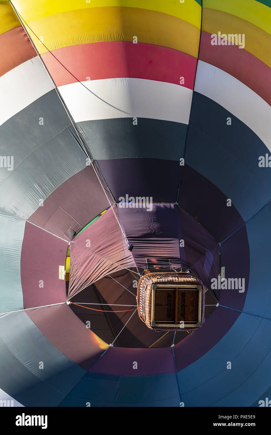 Statesville, North Carolina, USA. 21st Oct, 2018. Fans enjoy the hot ...