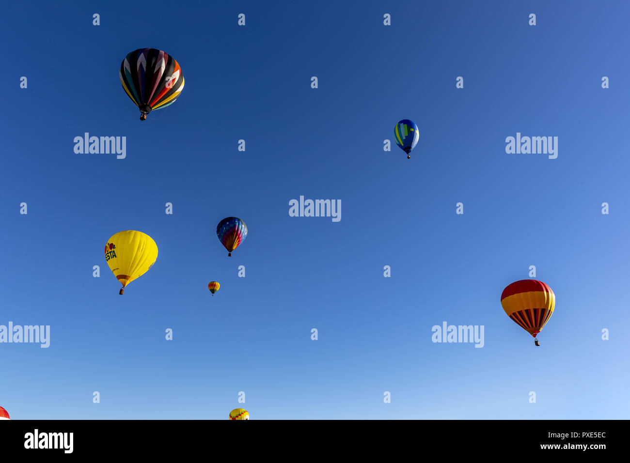 Statesville, North Carolina, USA. 21st Oct, 2018. Fans enjoy the hot ...