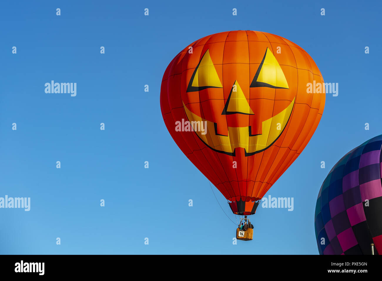 Statesville, North Carolina, USA. 21st Oct, 2018. Fans enjoy the hot ...
