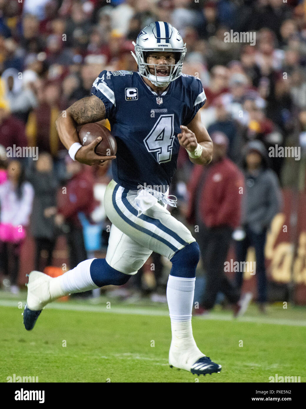 Quarterback scrambles hi-res stock photography and images - Alamy