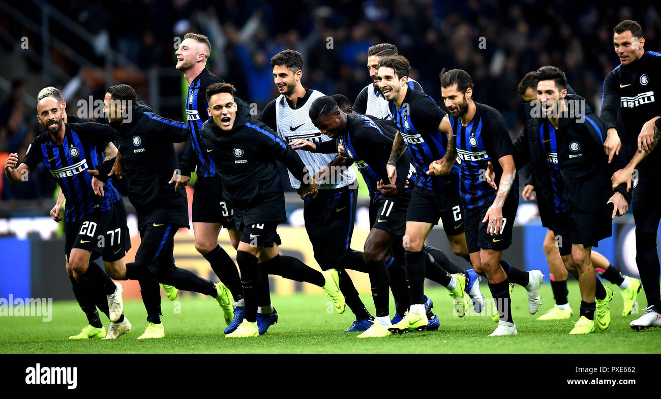 Inter players celebrate the victory hi-res stock photography and images ...