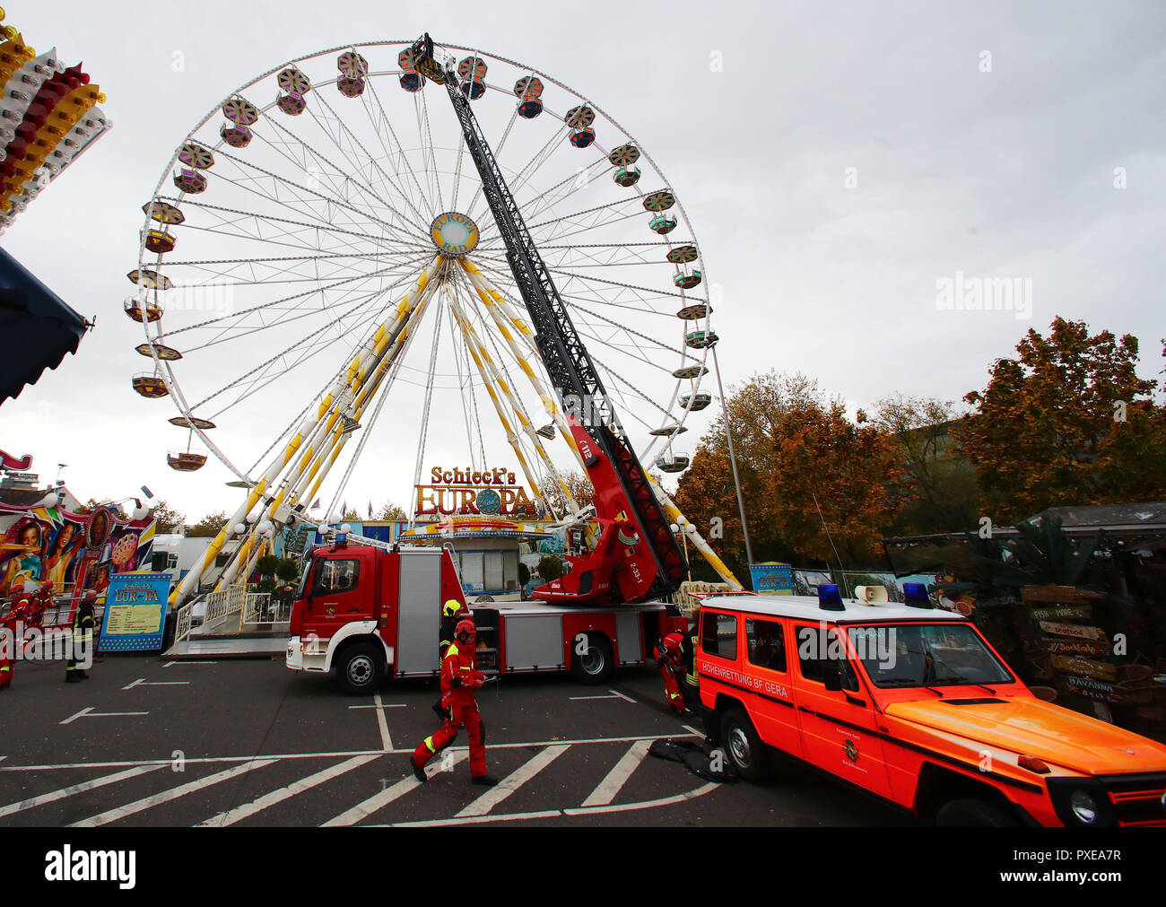 Gera, Germany. 22nd Oct, 2018. Vehicles of the fire brigade stand in ...