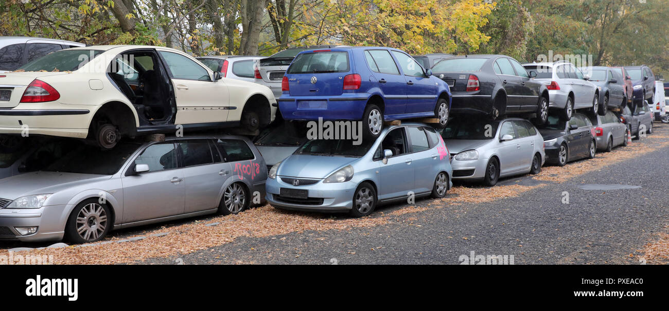 Berlin, Germany. 22nd Oct, 2018. In front of a scrap yard with a car ...