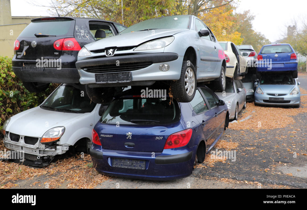 Berlin, Germany. 22nd Oct, 2018. In front of a scrap yard with a car ...