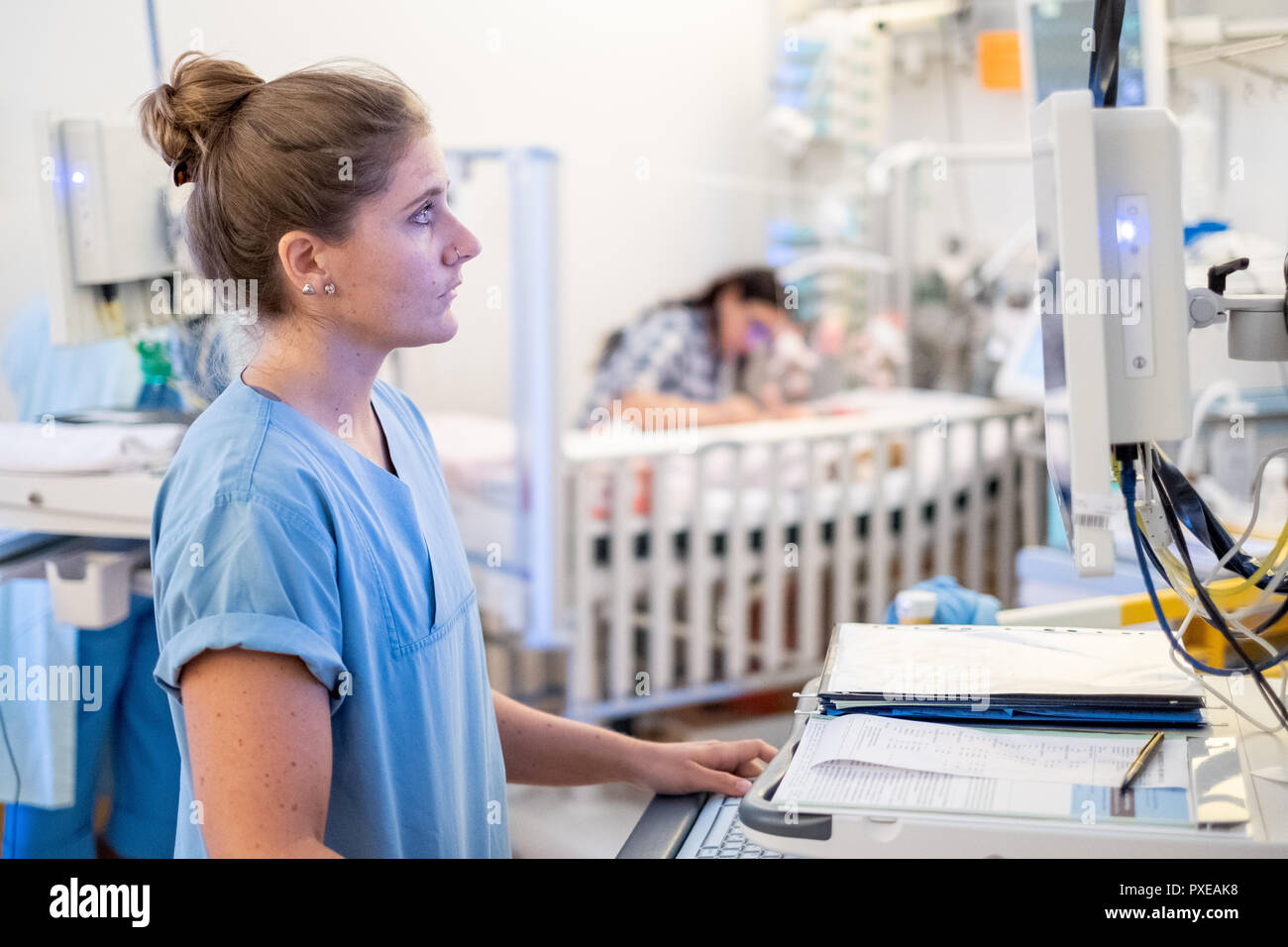 Hanover, Germany. 22nd Oct, 2018. Child intensive care nurse Anna ...