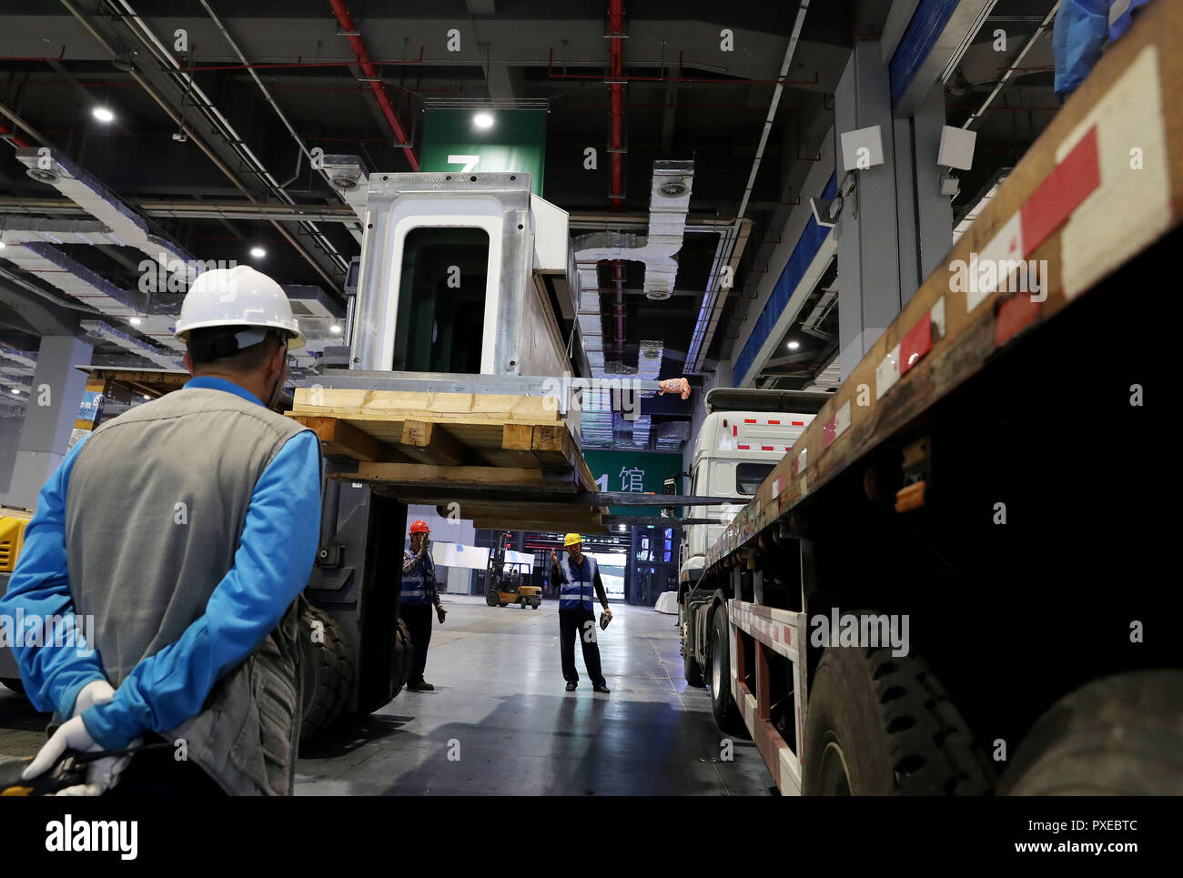 Shanghai, China. 22nd Oct, 2018. Workers lift the components of Taurus ...