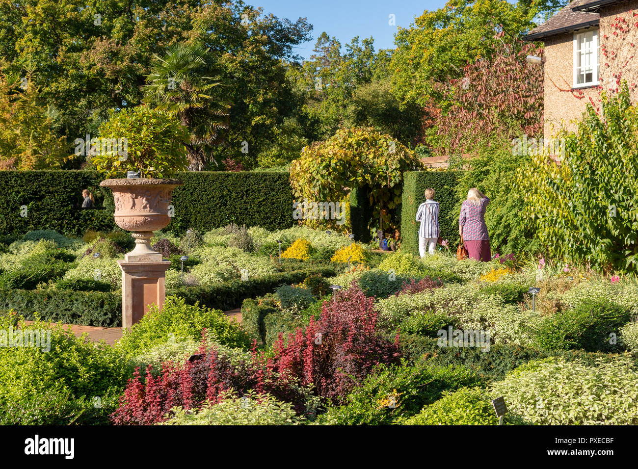 October gardens hi-res stock photography and images - Alamy
