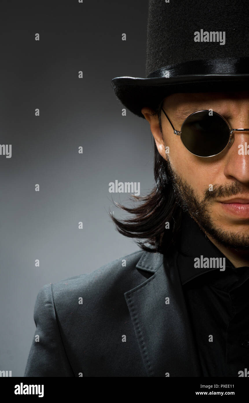 Vintage concept with man wearing black top hat Stock Photo - Alamy