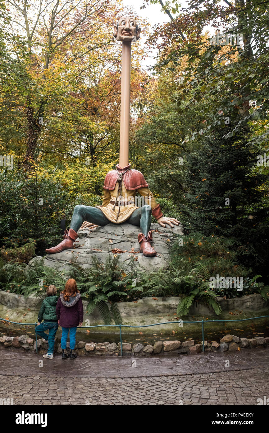 Image shows two children admiring 'langnek' in the Efteling, Thursday 3 ...