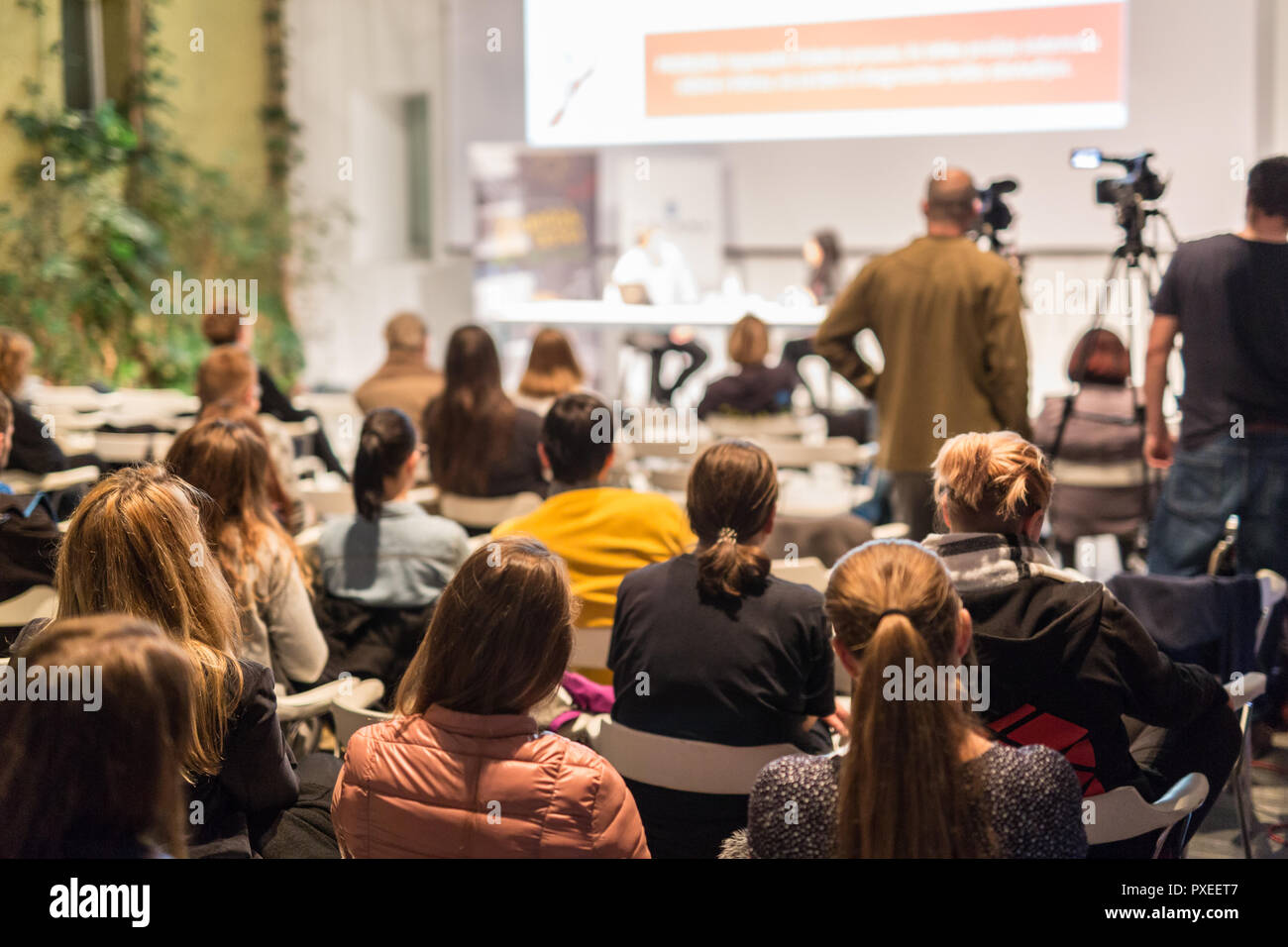Business Meeting Round Table High Resolution Stock Photography and ...