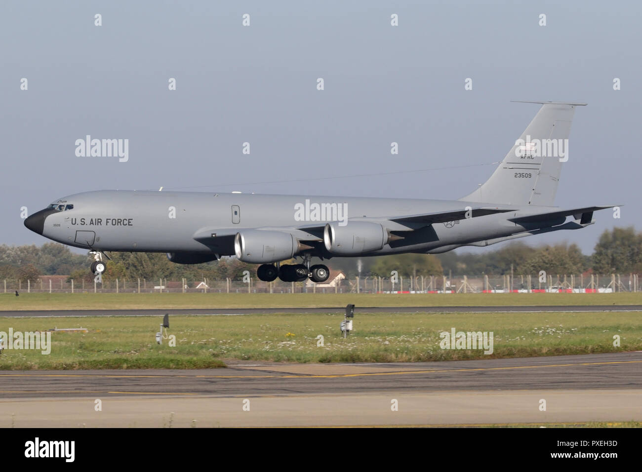 USAF KC-135R air refuelling tanker arriving at RAF Mildenhall Stock ...