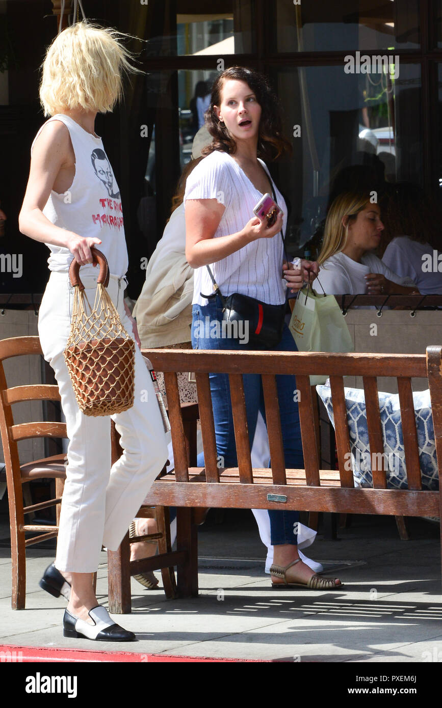 Lana Del Rey Riding A Pick Up Truck While Out For Lunch With Friends In ...
