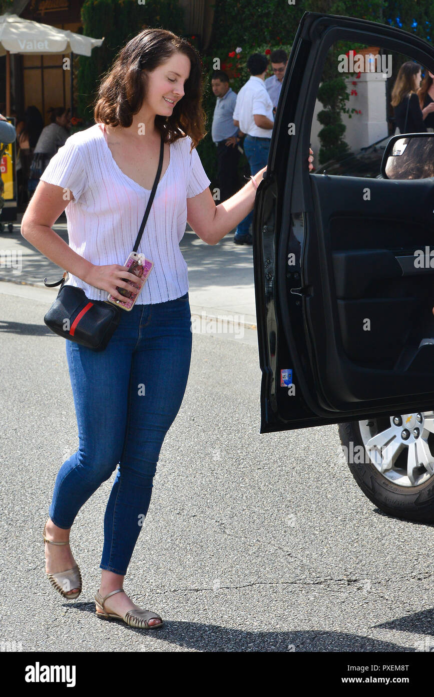 Lana Del Rey Riding A Pick Up Truck While Out For Lunch With Friends In ...