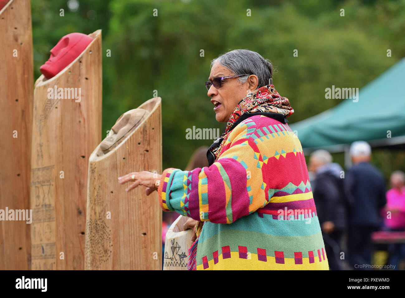Female elder Native American teaching about totem poles Stock Photo - Alamy