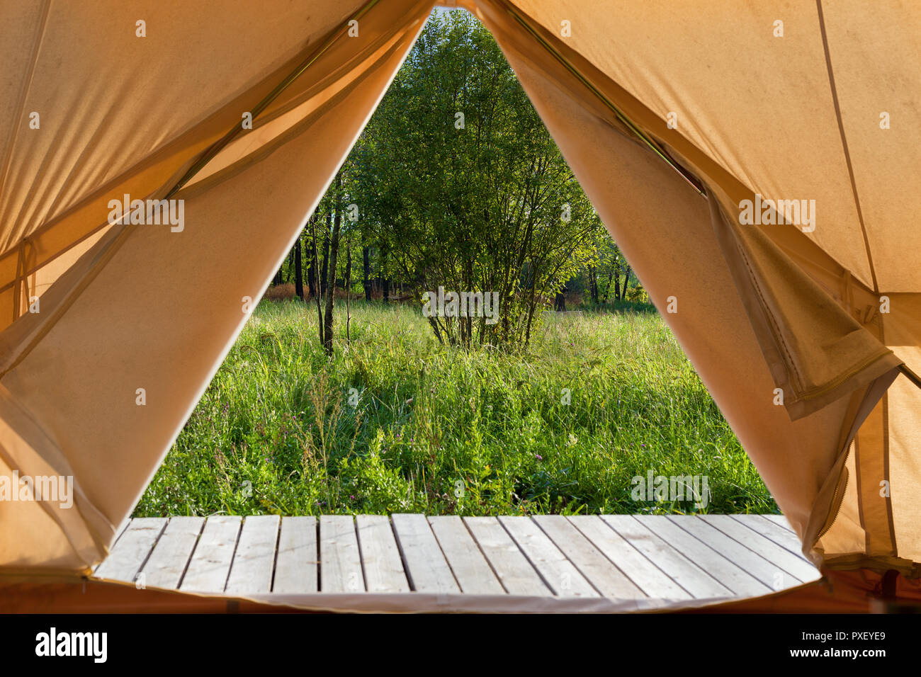 Canvas tent hi-res stock photography and images - Alamy