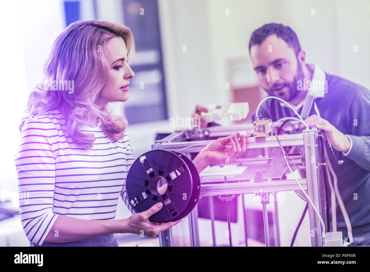 Help colleagues hi-res stock photography and images - Alamy