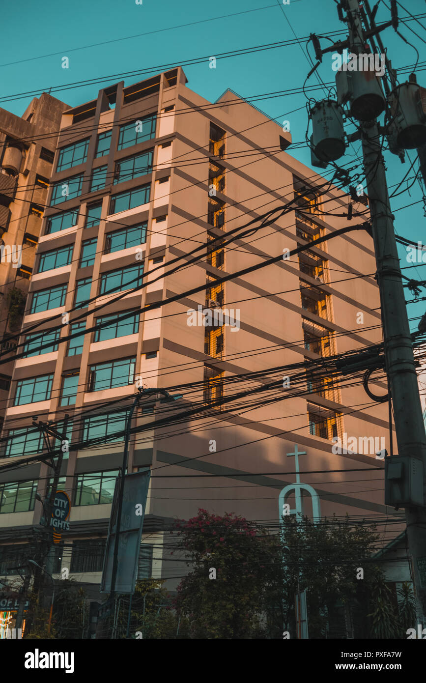 Building and church in Binondo Stock Photo - Alamy