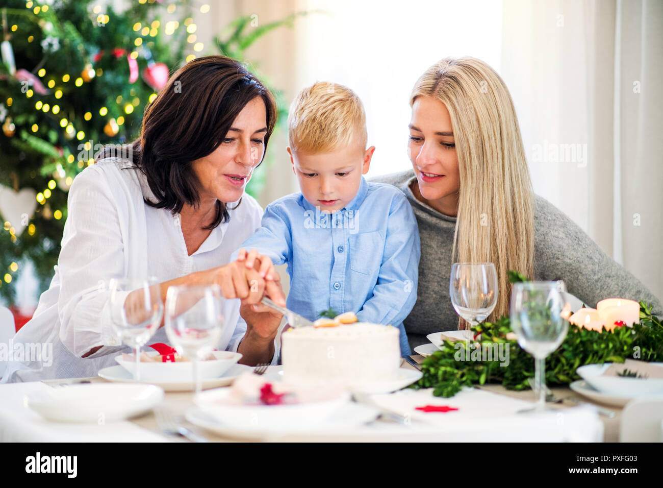 Child cutting cake hi-res stock photography and images - Alamy