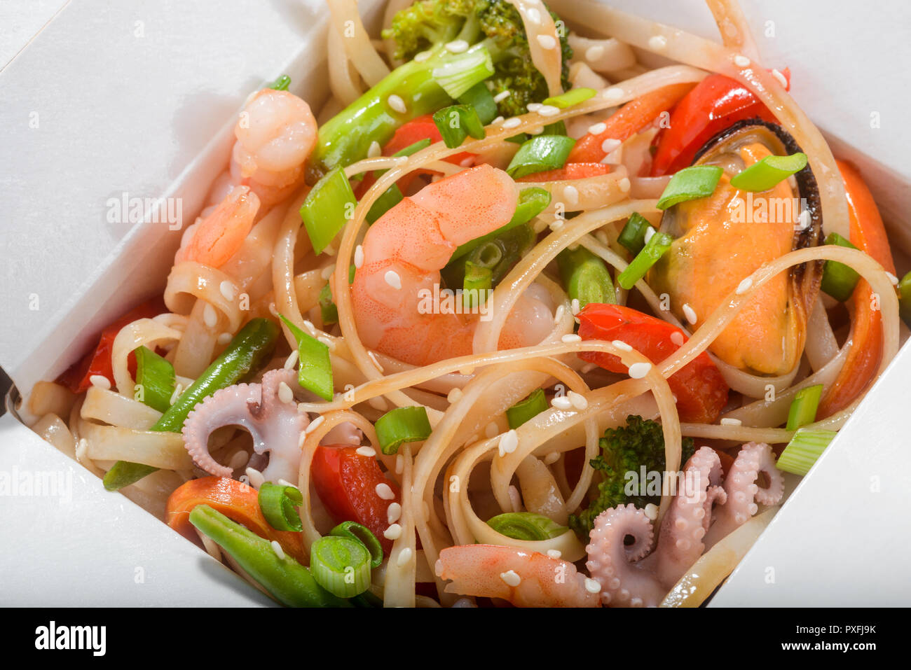 Noodles in take-out box Stock Photo - Alamy