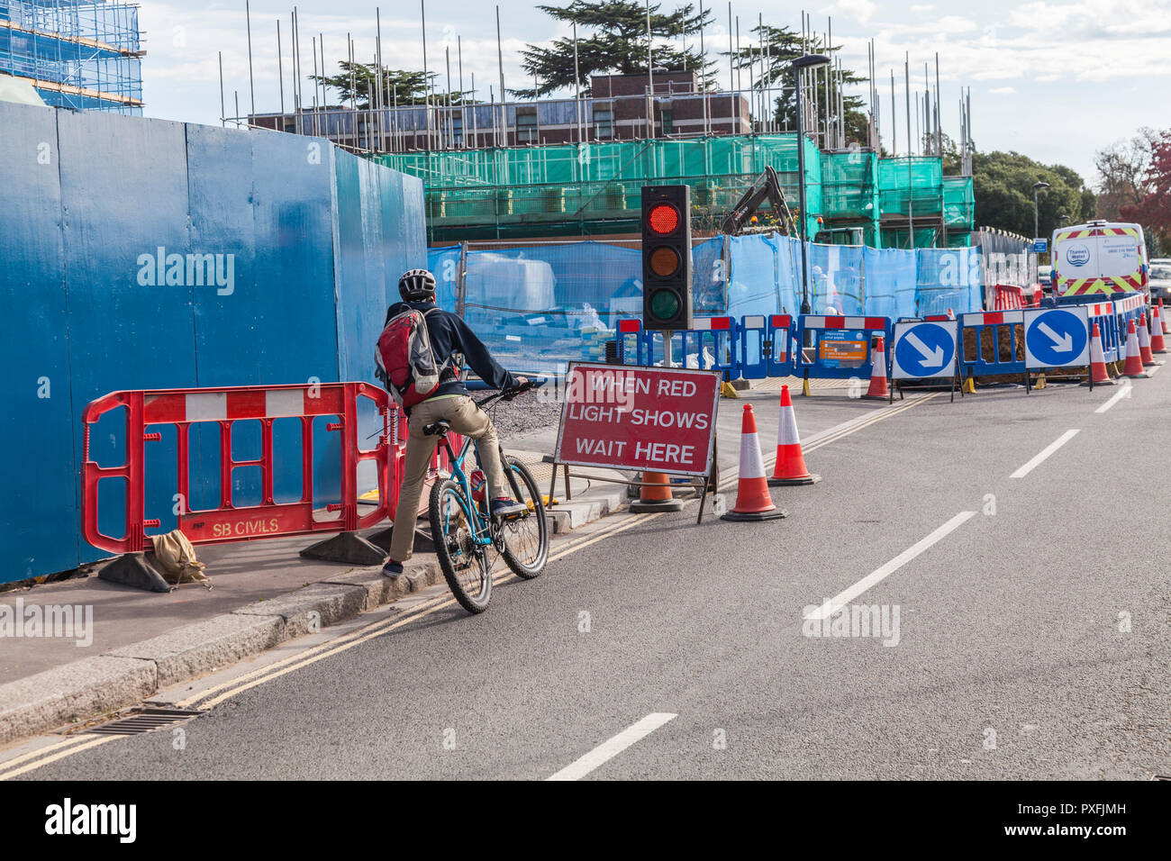 Cyclist red light hi-res stock photography and images - Alamy