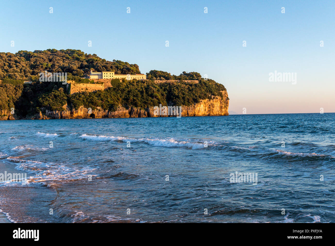 Montagna spaccata hi-res stock photography and images - Alamy