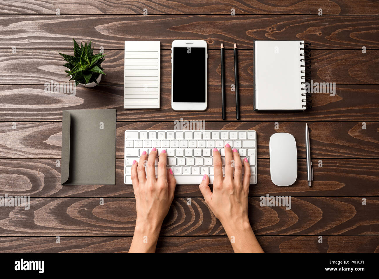 Woman notepad in hands hi-res stock photography and images - Alamy