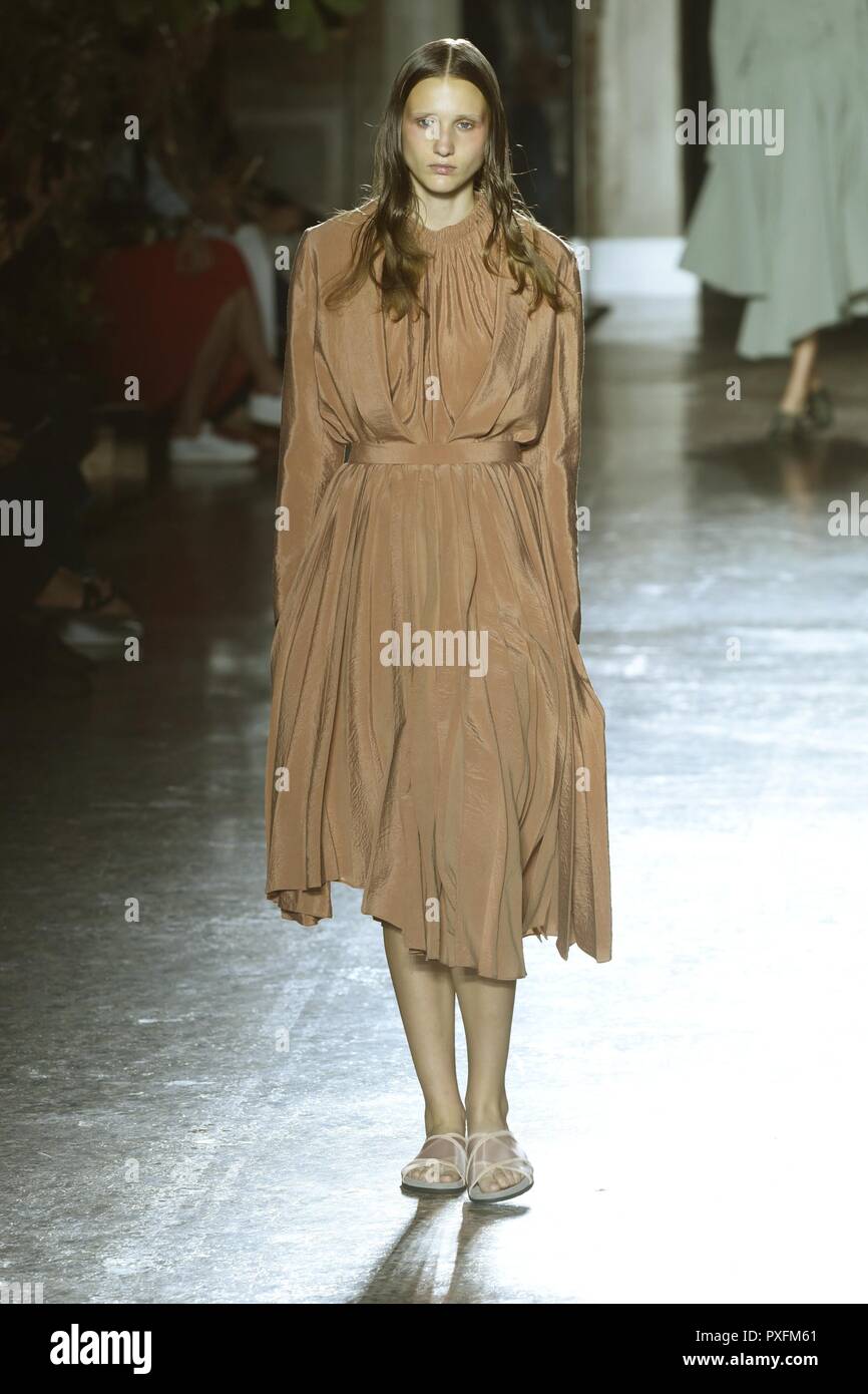 Milan Fashion Week Spring/Summer 2019 - Calcaterra - Catwalk Featuring ...