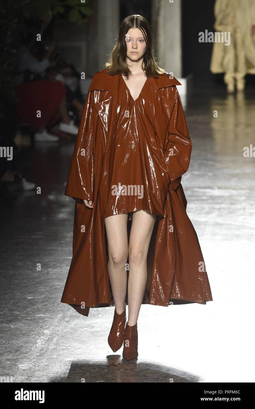 Milan Fashion Week Spring/Summer 2019 - Calcaterra - Catwalk Featuring ...