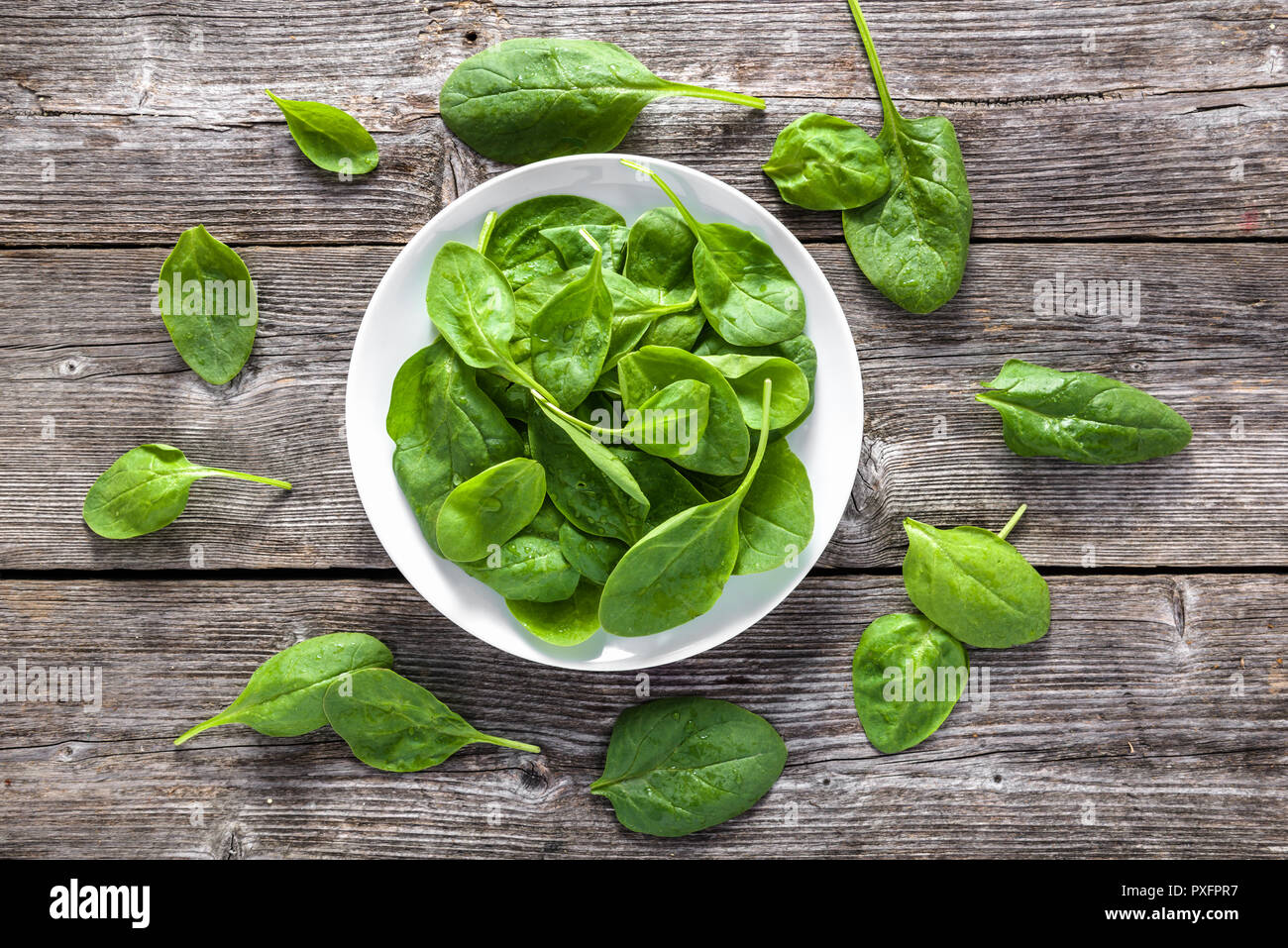 Organic spinach, plate with leaves, green vegetables, fresh food and ...