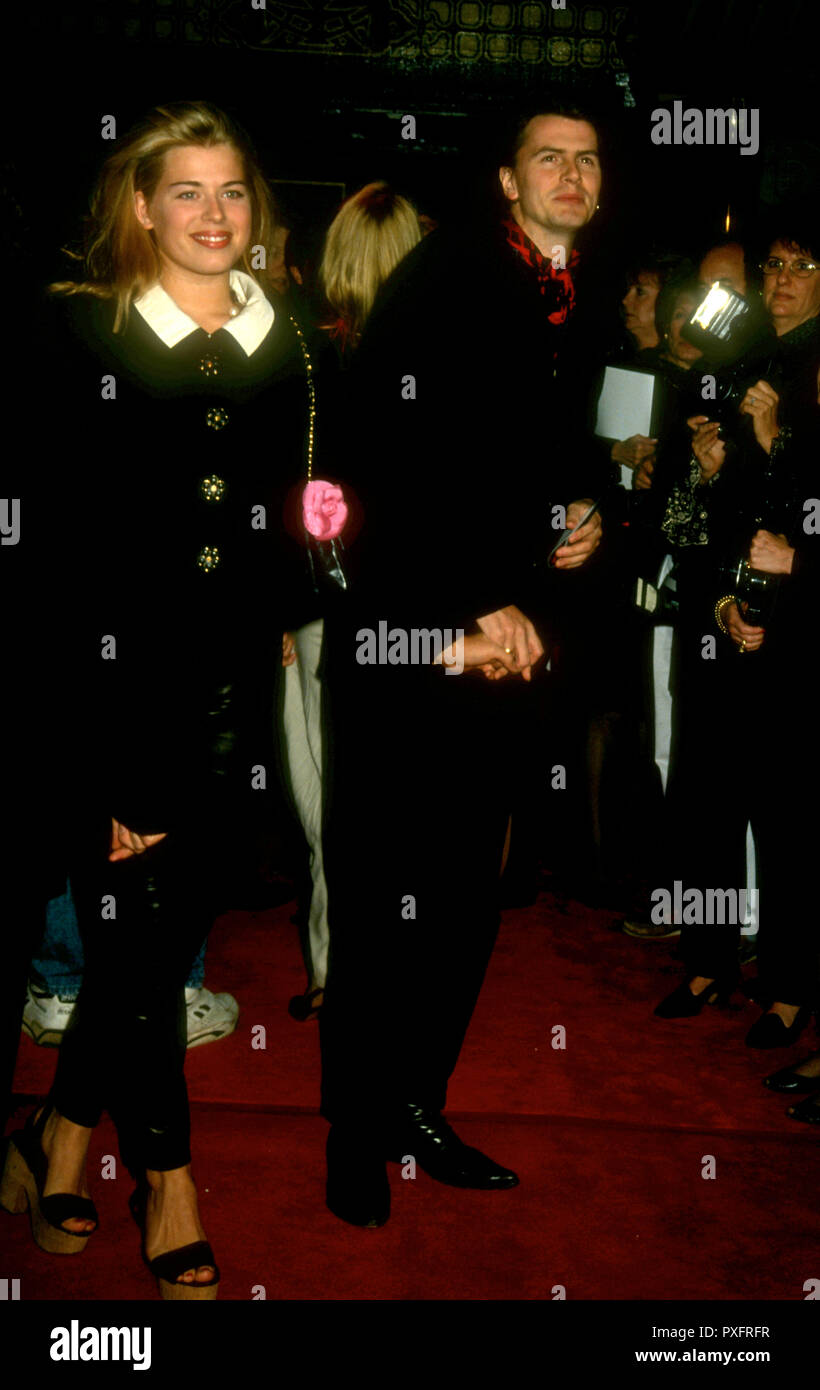 HOLLYWOOD, CA - NOVEMBER 10: Actress Amanda de Cadenet and musician ...