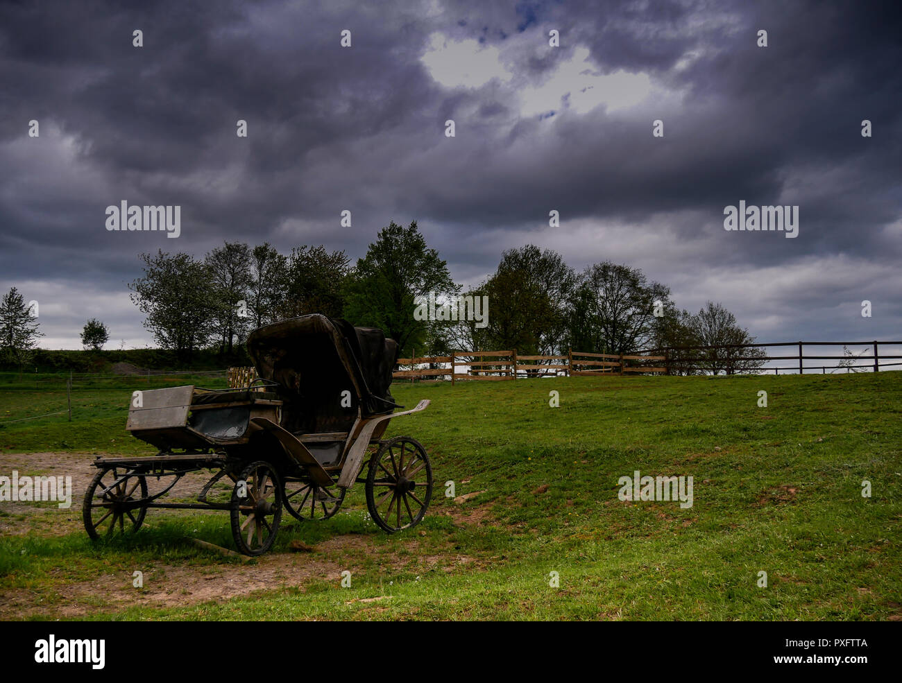 Old carriage hi-res stock photography and images - Alamy