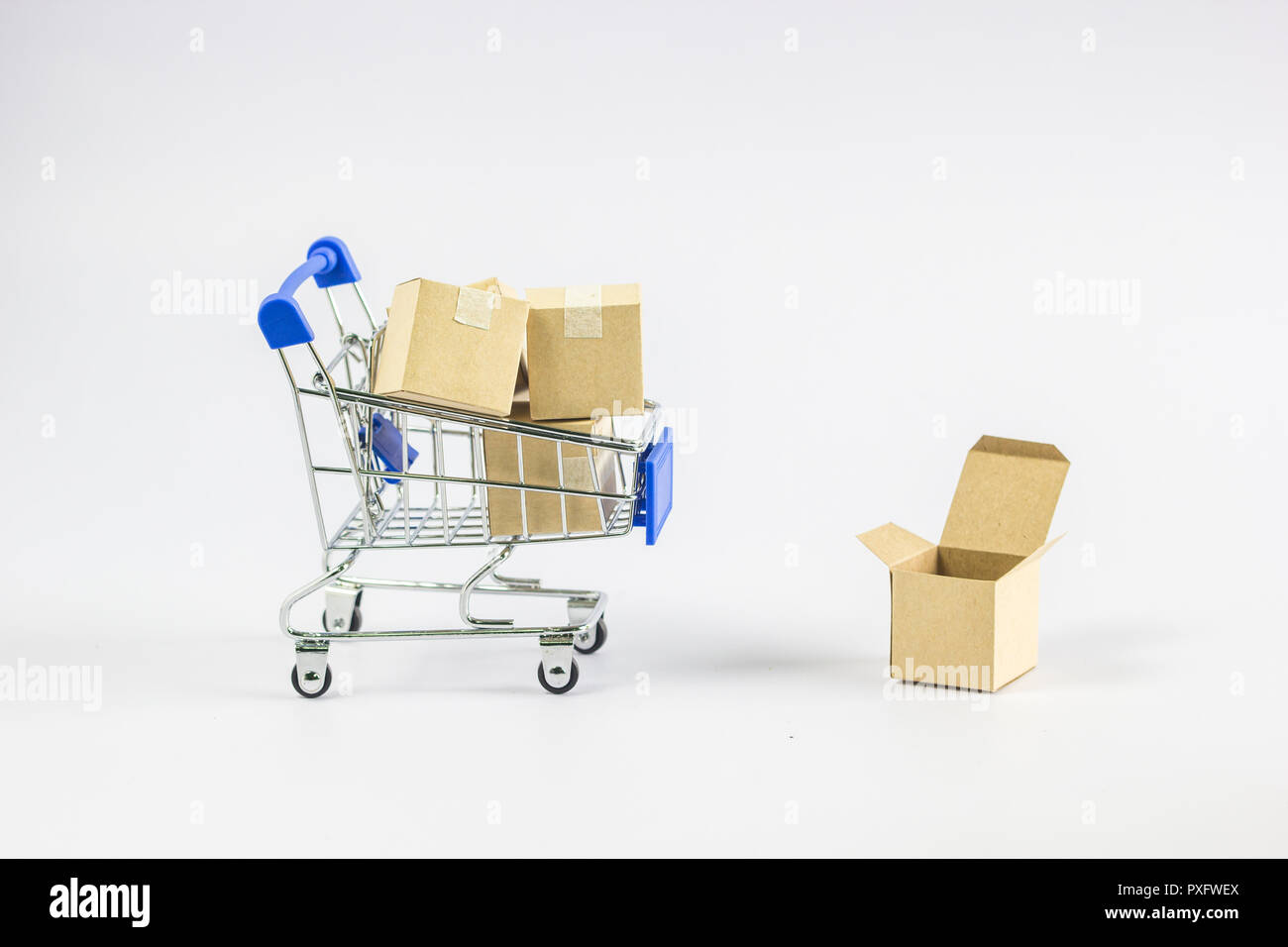 Online market place, eCommerce concept : Shopping cart with paper ...