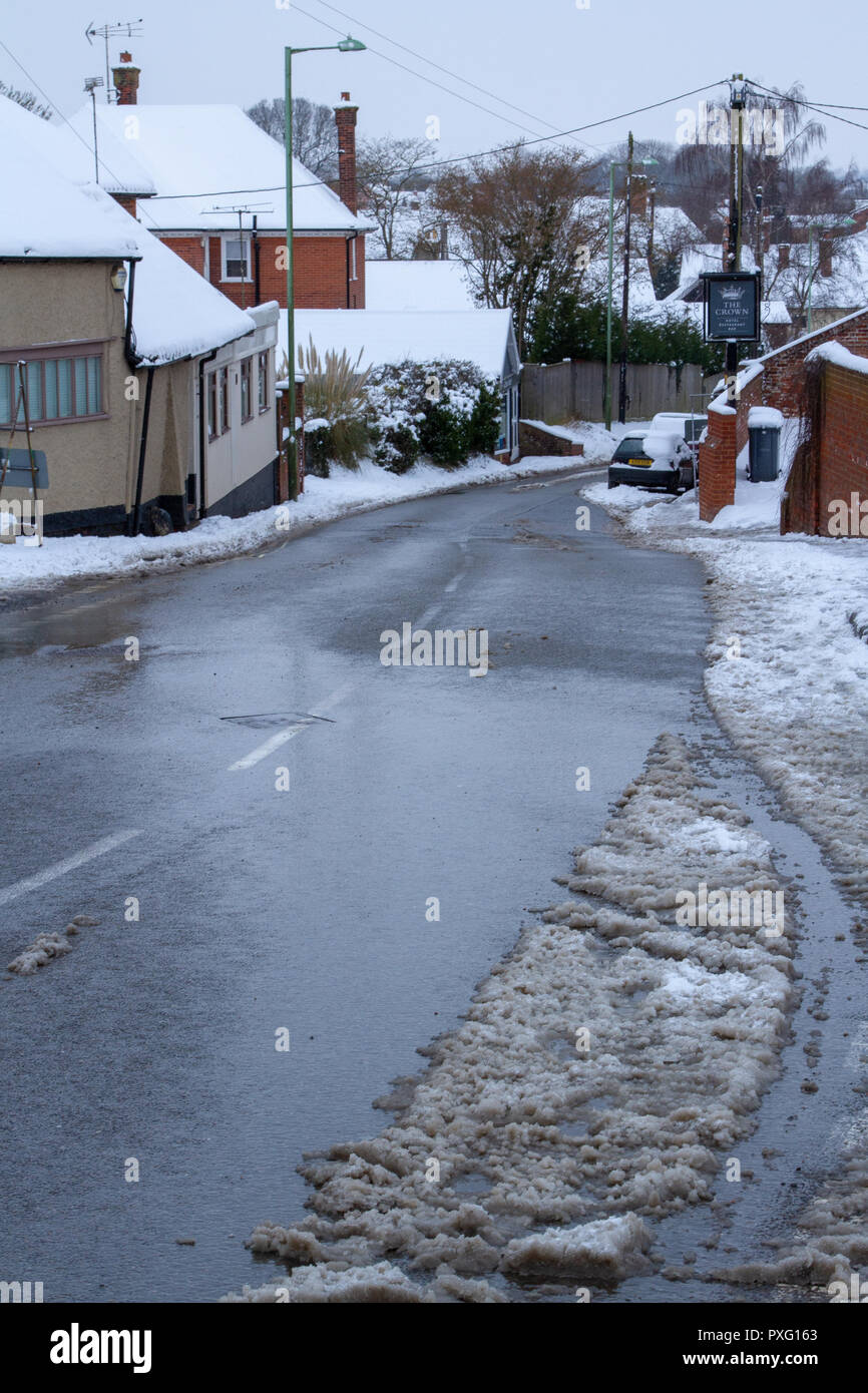 Small suburban road uk hi-res stock photography and images - Alamy
