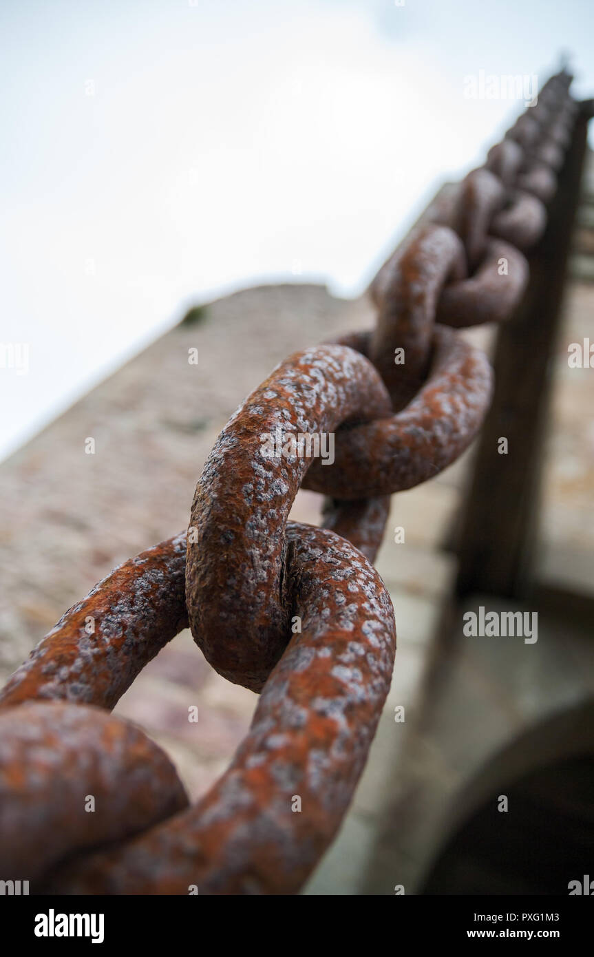 Rusty chain link hi-res stock photography and images - Alamy