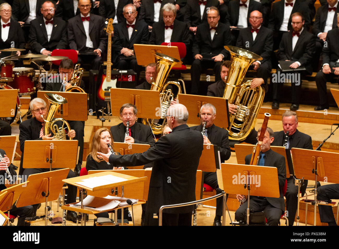 Sächsische Bläserphilharmonie und Dirigent Christoph Letschert-Larsson ...