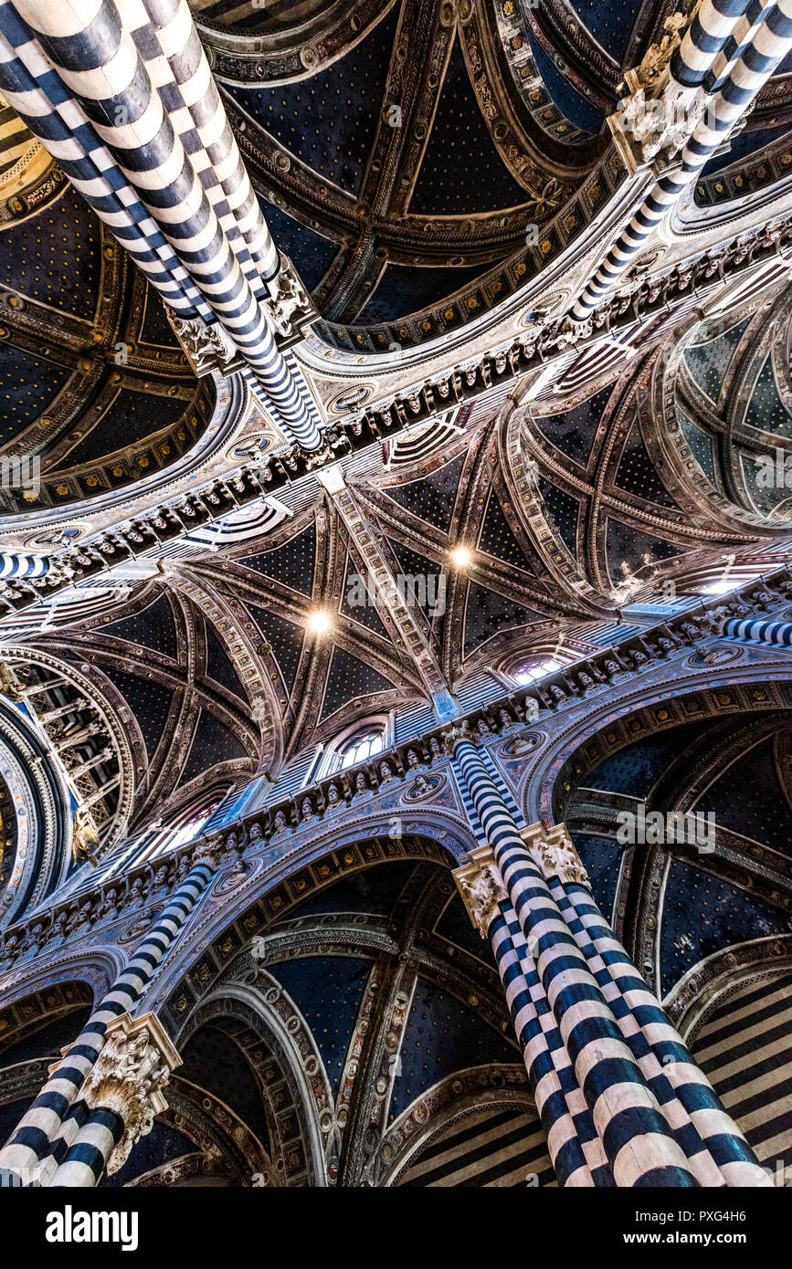 Italy romanesque interior ceiling hi-res stock photography and images ...