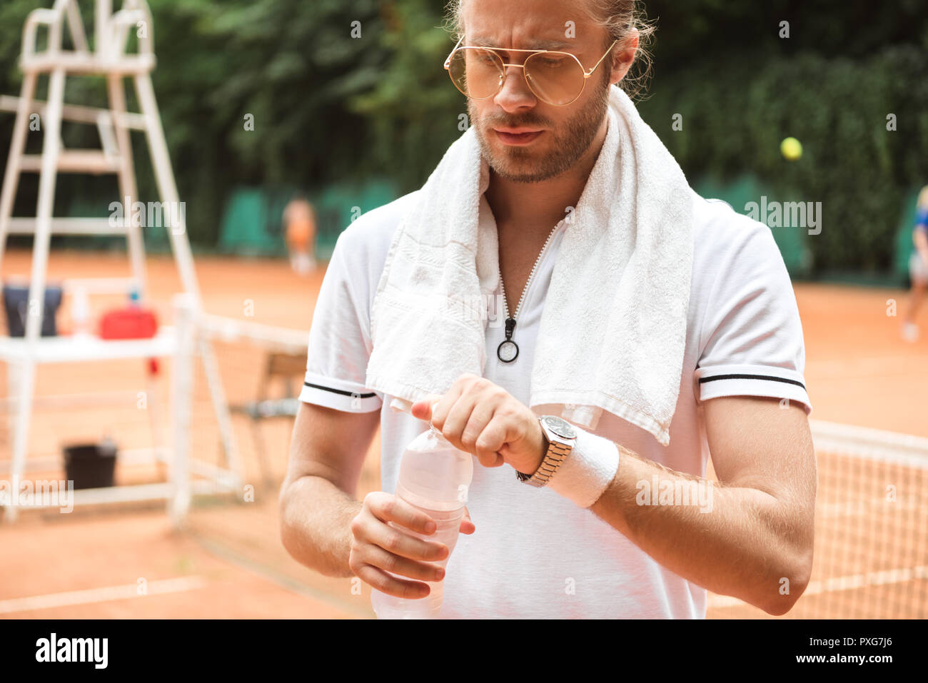 Tennis player with towel hi-res stock photography and images - Alamy