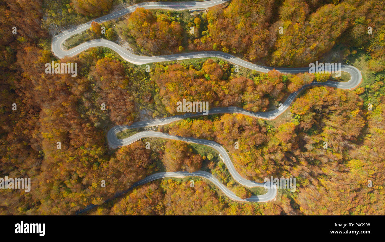 Curved road from above hi-res stock photography and images - Alamy