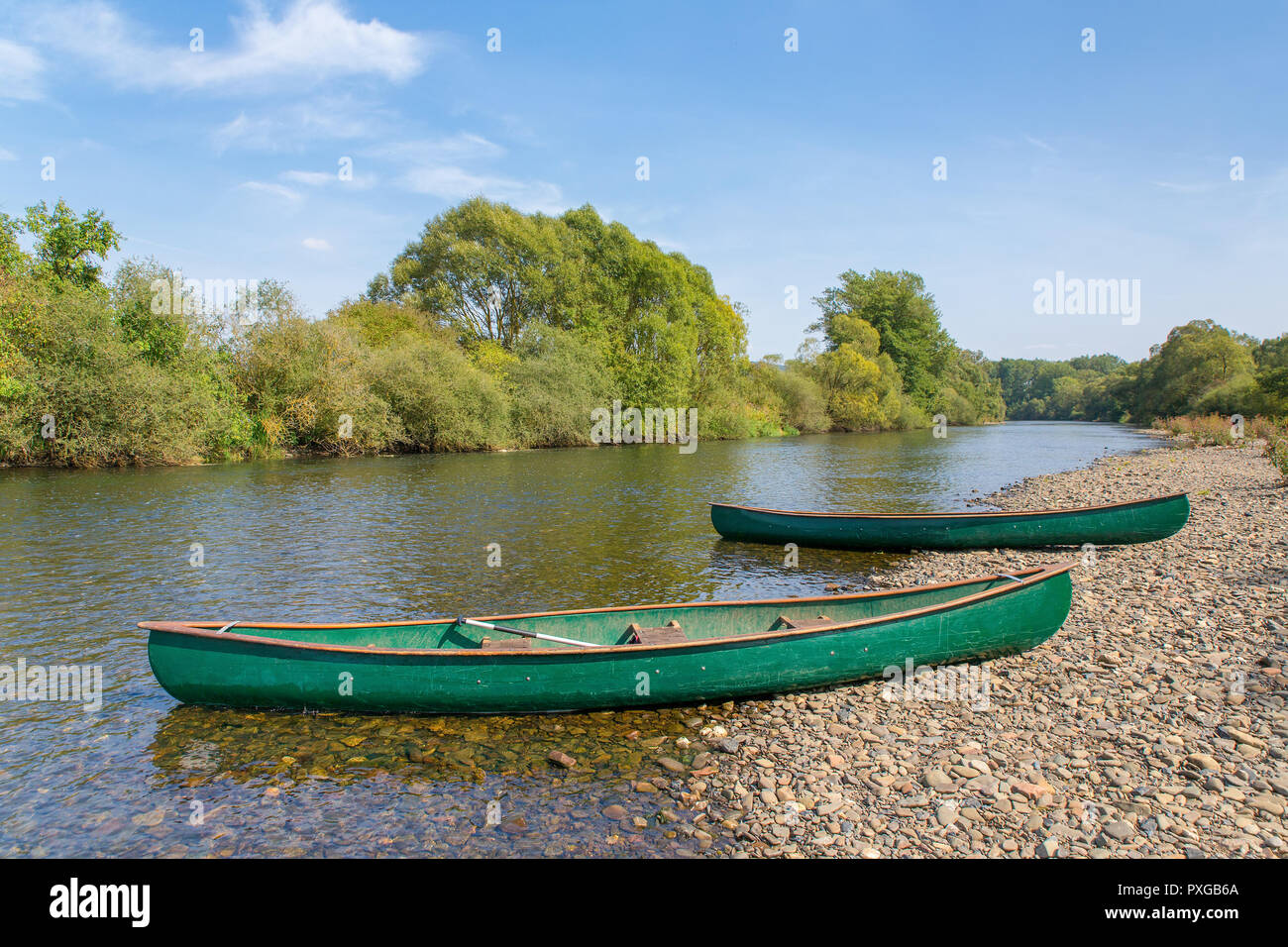 Green canoes hi-res stock photography and images - Alamy