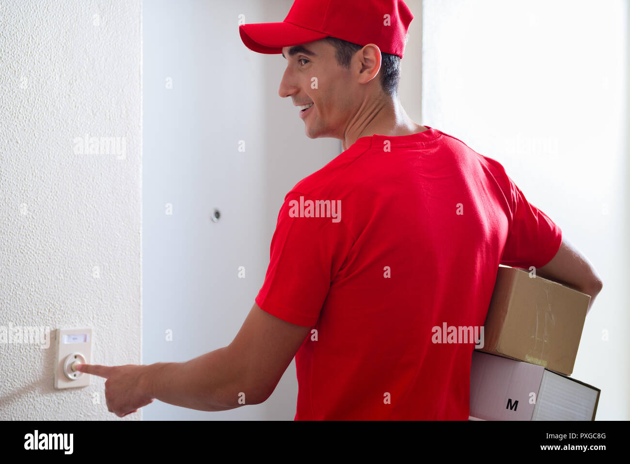 Delivery man at door hi-res stock photography and images - Alamy